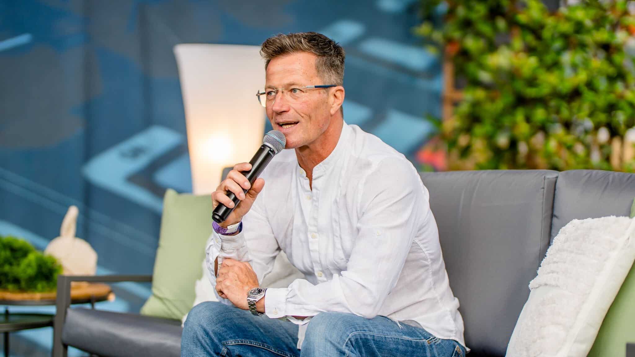 Durva csúcsgázsi és különös extrák? Stohl András ilyen feltételekkel ...